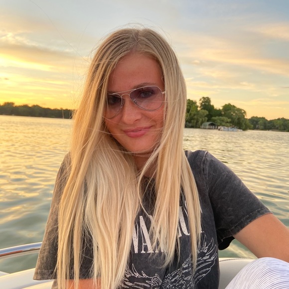 Ellie's Closet (@elliefasty) | Poshmark